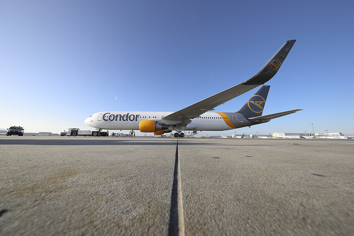 Condor: Condor flies from Frankfurt to Edmonton (Canada)