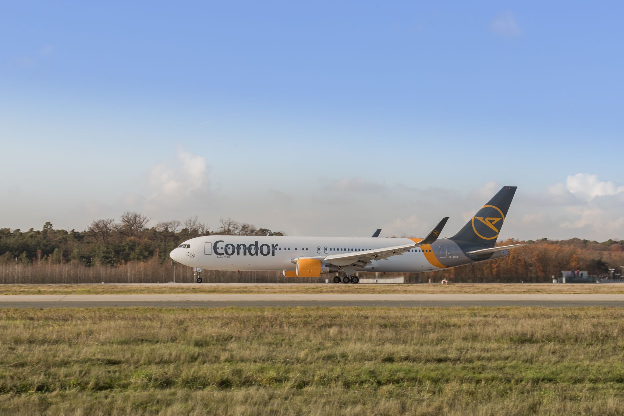 Condor: Condor resumes flights to Canada
